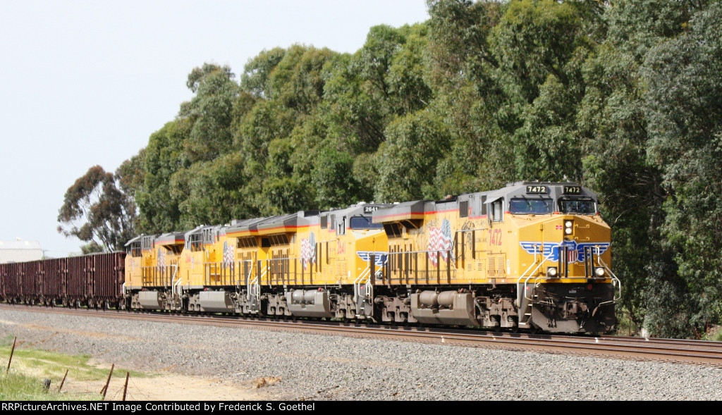 UP 7472 leads southbound unit gravel